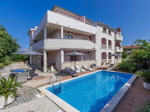 Beautiful Apartment For 5 Guests With Wifi, A/c, Pool, Tv, Patio, Pets Allowed And Parking - Rovinj
