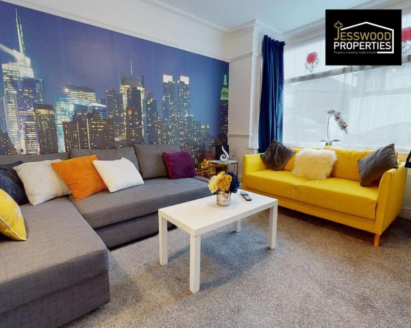 Stylish 3 Bedroom House By Jesswood Properties Short Lets Near M1 Luton Airport For Contractors & Business - Luton