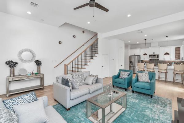 Tranquil Downtown Escape With Backyard - Houston, TX