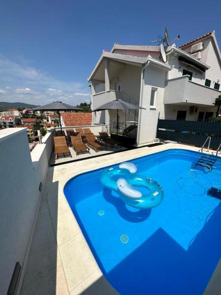 Villa Milena Sweet Apartment-with A Pool - トロギル