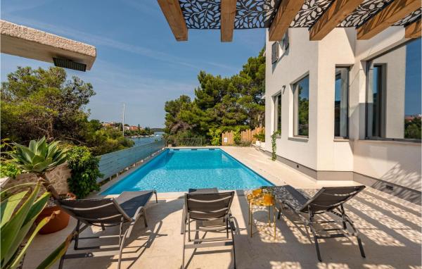 Seven-bedroom Holiday Home In Zaboric - Primošten