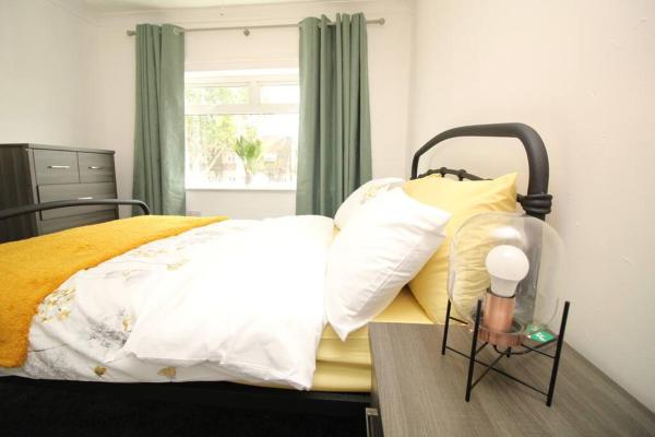 Exceptional 3 Bed, Great Location In Ashby Ideal For Travellers, Short Holiday Stays And Contractors - Lincolnshire