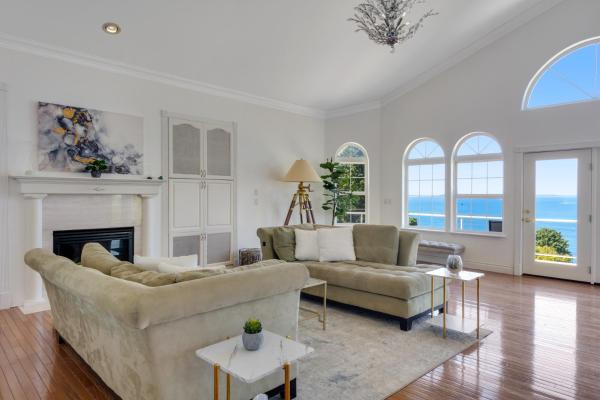 Driftwood Retreat - White Rock