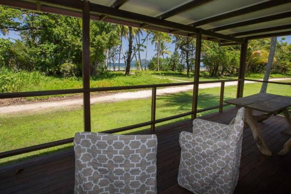 Reef Coast Cottage Formerly Bevs On The Beach - Mission Beach