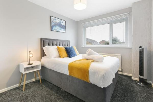 Superb 3 Bed House, Homely Comforts Close To Supermarkets, With Private Parking On Gated Premise - Chesterfield