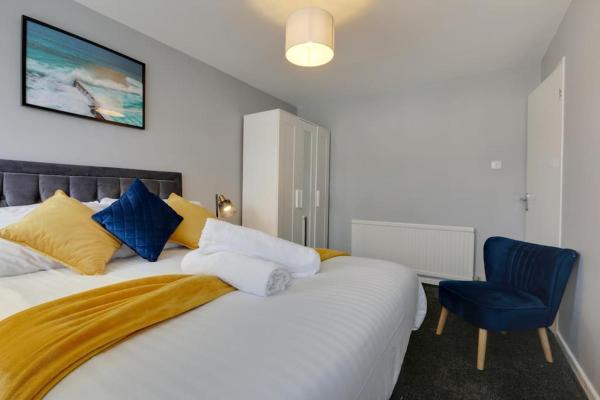 Superb 3 Bed House, Close To Centre , Private Parking On Gated Premise - Chesterfield