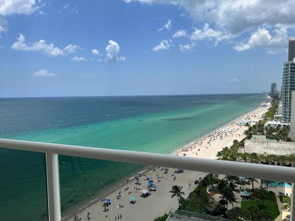 Penthouse Beach Front 1st Line, 2 Br, 2 Ba, New Decoration & Furnitures, Unobstructed View Of The Beautiful Atlantic, Free Parking - North Miami Beach, FL
