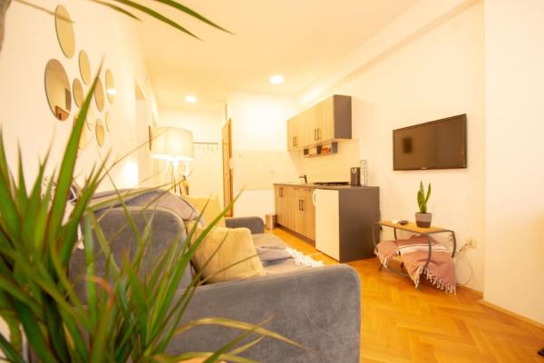 Yellow Circles Apt. On Great Location New - Novi Sad