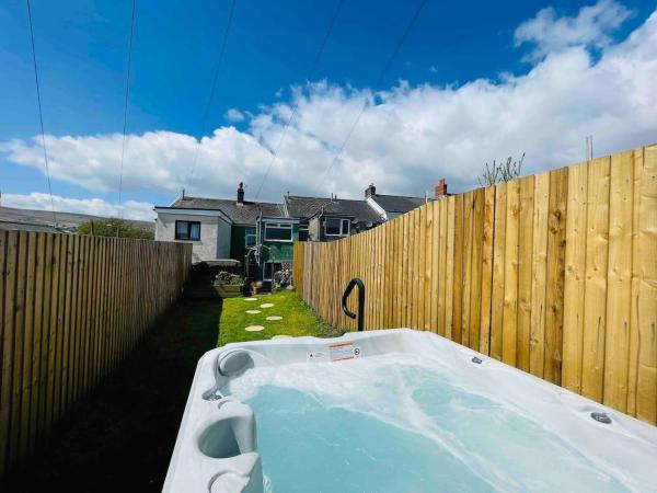Hot Tub - Miners Cottage - Edge Of Brecon Beacons National Park - Heritage Town - Pays de Galles