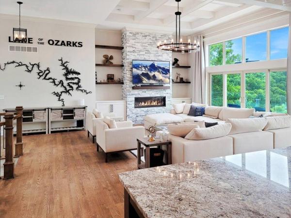 Magazine-featured Mansion, Golf Green, Casino, Etc - Lake Ozark, MO