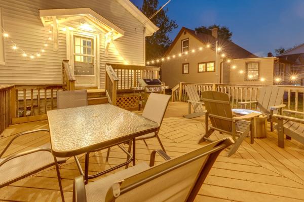 Westmont Home W/ Hot Tub! Walk To Metra Station - Elmhurst, IL