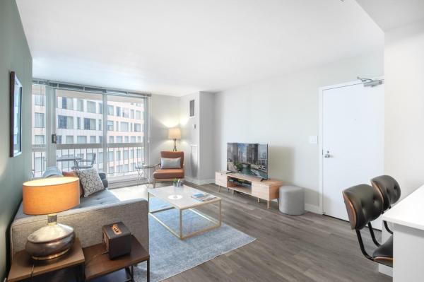 Gold Coast Convertible W Terrace Nr The L Chi-82 - Lincoln Park - Chicago
