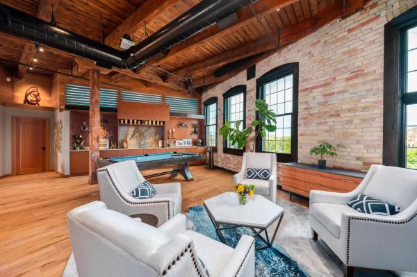 Exquisite One-of-a-kind 3bdr Penthouse Condo In Downtown Tc - Traverse City, MI