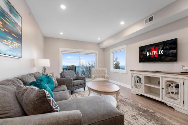 539 Bay Penthouse Suite | Panoramic Bayviews 402w - Traverse City, MI