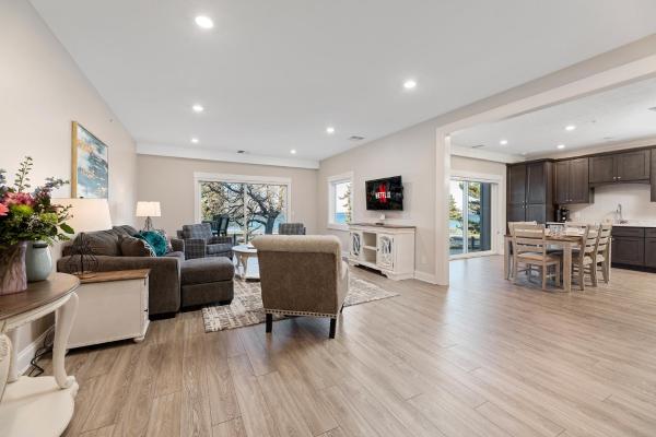 Luxury Downtown 2bdr Lake View Penthouse Condo Steps To Beach 303e - Traverse City, MI