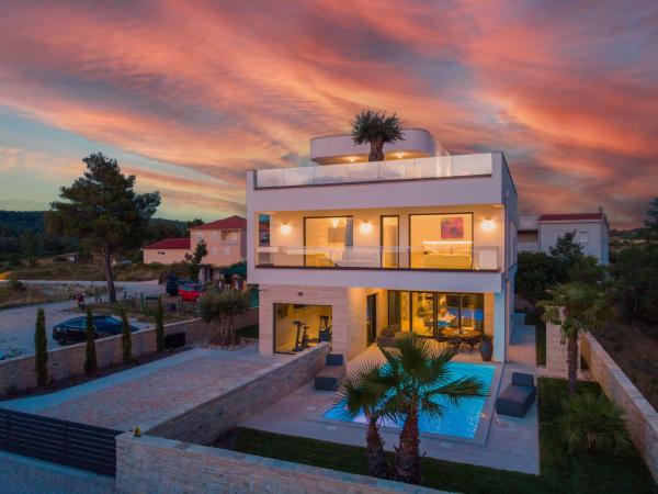 Villa Four Seasons Seaside B With Heated Pool And Jacuzzi, Zadar - Nin