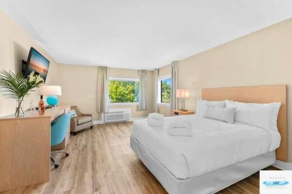Gold Coast Inn Breathtaking Sunsets Corner Lake View Room 108 - Traverse City, MI