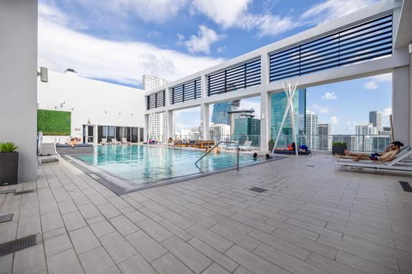 Cozy Downtown Pad- Luxe Rooftop Pool Gym And More - South Miami, FL