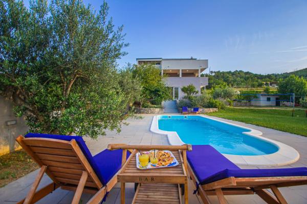 Villa Ume - Heated Pool, Sauna, Volleyball Court - Dugi Rat