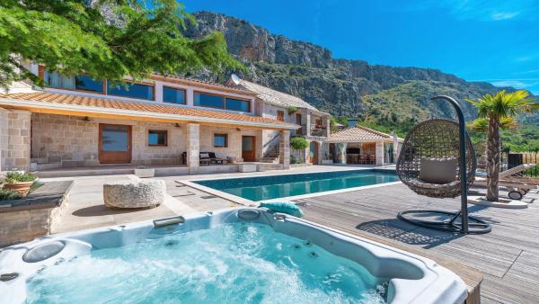 Luxurious Retreat In Jesenice - Omiš