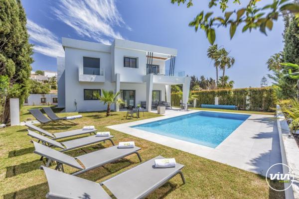 Vivi Homes -Villa Ruby Pool, Garden, Golf & Beach - Sitio de Calahonda