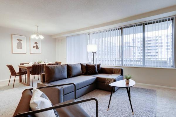Elegant Apartment W Views At Crystal City - Huntington, VA
