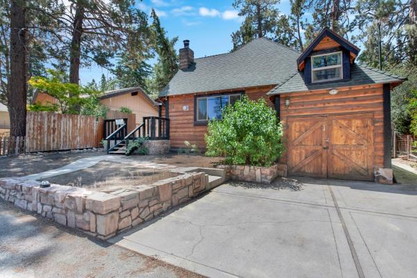 Maltby Modern Log Cabin Relaxing Chalet Retreat - Big Bear, CA