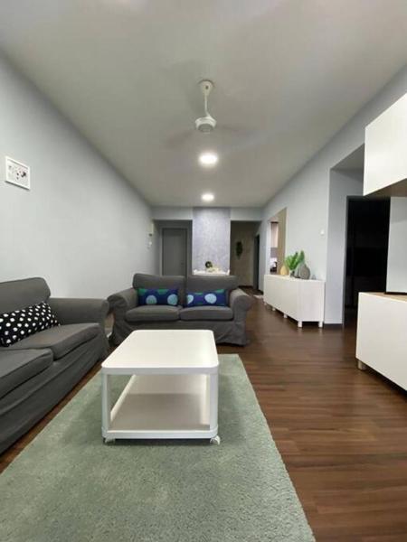 Family Friendly Multiple Parking 3bedroom Apartment - Balakong