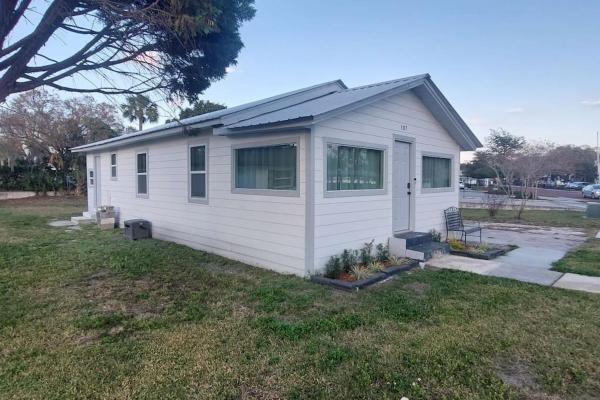 Bungalow Overlooking Lake Dora! - Leesburg, FL