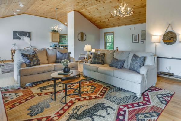 Mtn-view Escape W/ Hot Tub, 9 Mi To Skiing! - Maggie Valley, NC
