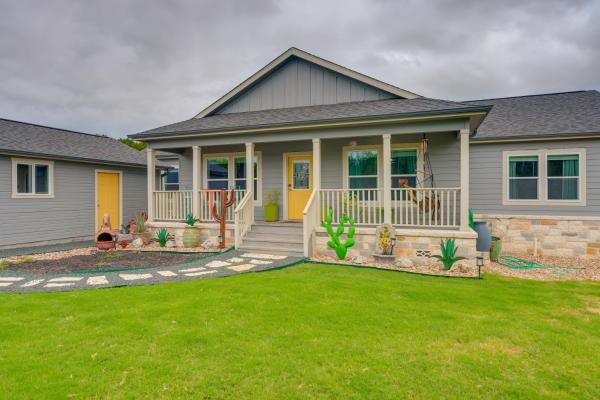 Canyon Lake Home With Spacious Deck And Backyard! - Canyon Lake, TX