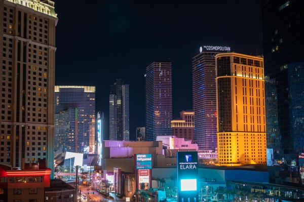 No Resort Fees-mgm Stripview-jacuzzi-formula 1 Track View - The LINQ Hotel + Experience