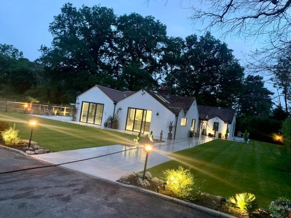 Entire Newly Built Luxurious Villa Just Steps From Royal Ascot Racecourse, Only 10 Mins From Windsor Castle And 5 Mins From Legoland Windsor Resort - Woking