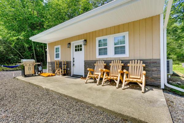 Secluded Poconos Cabin: 75 Acres & Fire Pit! - Monroe Lake, East Stroudsburg