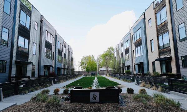 Modern & Stylish Townhome, Walk To Downtown Restuarants & Bars! - Council Bluffs, IA
