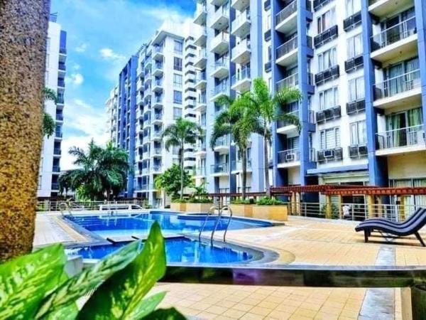 One Palm And Two Palm Tree Villas - Makati