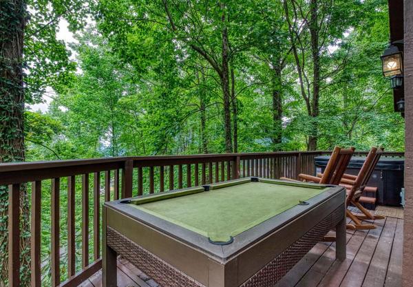 Moonshine Chalet, Hot Tub, Pool Access, Wifi, 560 Free Tickets Each Paid Day! - Gatlinburg, TN