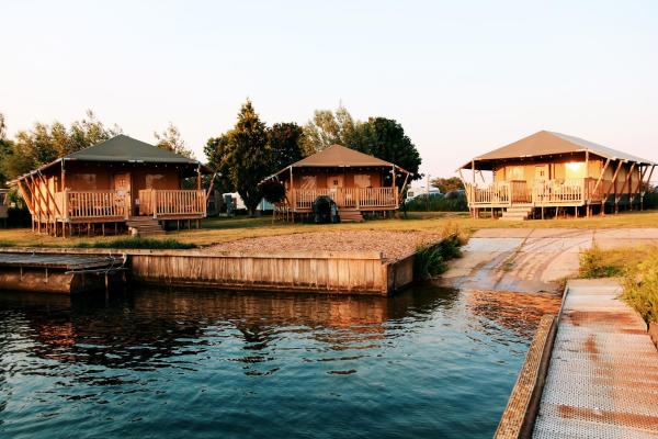 Luxury Lake Lodge - Tiel