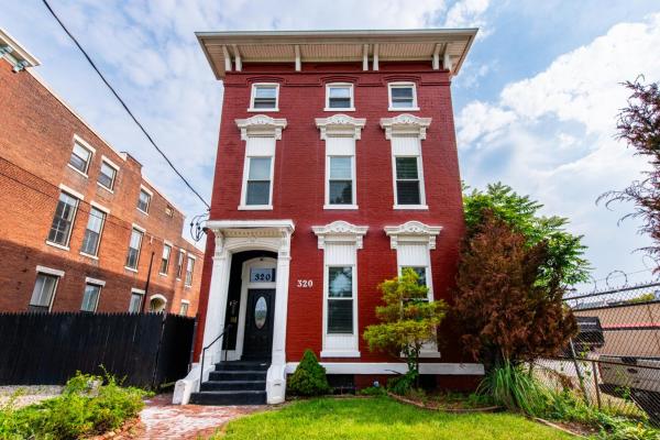 Suite Near Downtown Louisville, Ky - Suite Xii - Louisville, KY