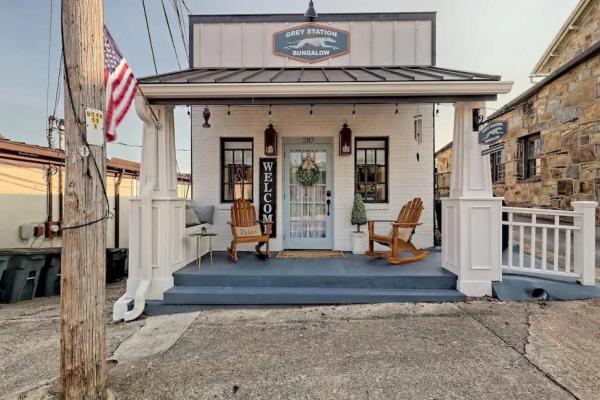 King Bed Bungalow Just Feet From Historic Main Street - Blue Ridge, GA