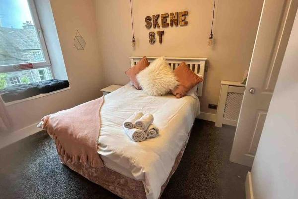 Executive Top Floor 1 Bedroom Apartment - Aberdeen