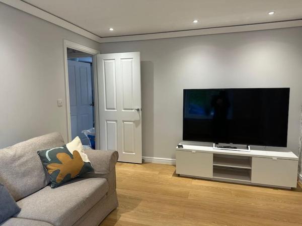 Stunning 4-bedroom Home - Basingstoke