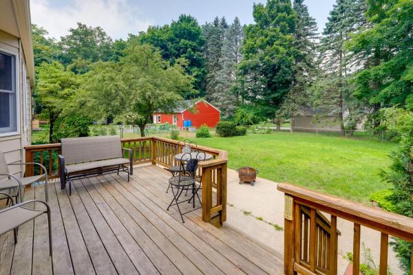 Hart Haven With Cozy Fireplace, Deck And Grill! - Pentwater, MI