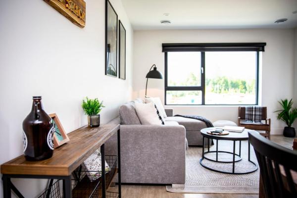 The Shred Shack - Stylish Revelstoke Condo - Revelstoke