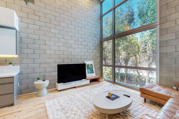 Modern Loft-style Townhouse In Los Angeles - Los Angeles, CA