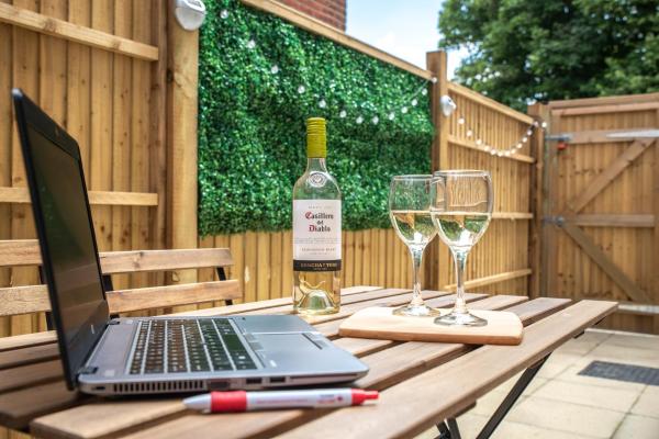 Welcome - Business Or Pleasure! Southampton 'City Vibes' # Stylish Apartment With Outdoor Courtyard! 1-4 Guests Book Your City Break Or Pre-cruise Stay! Close To Mayflower Theatre, Universities, Cruise Terminals, Hospitals & Shops! - 修咸頓