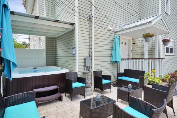 Hot Tub- 80's Arcade- Pool Table- Historic Downtown- 7 Car Parking - St. Augustine, FL