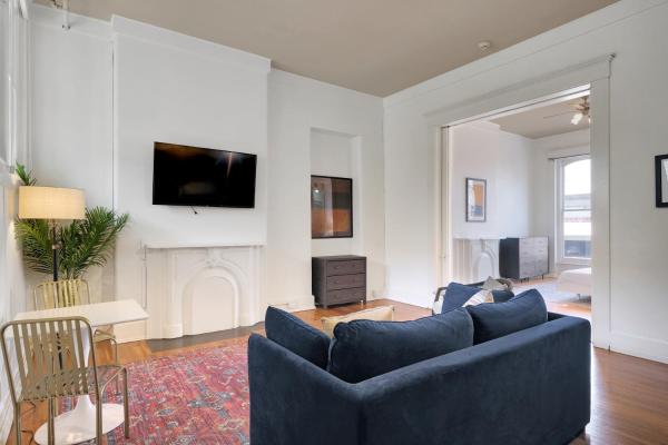 Apartment With King Bed In Downtown Louisville - KFC Yum! Center