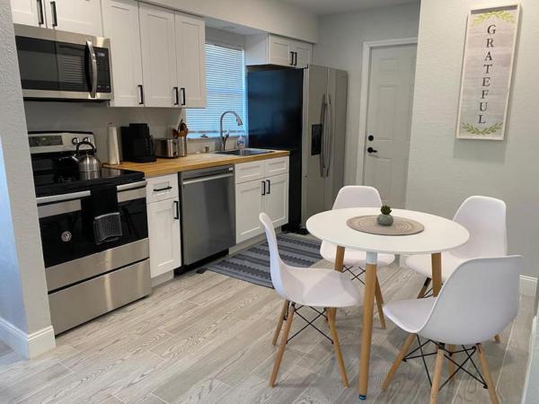Lovely 2-bedrooms Central Clearwater Apartment - Largo, FL