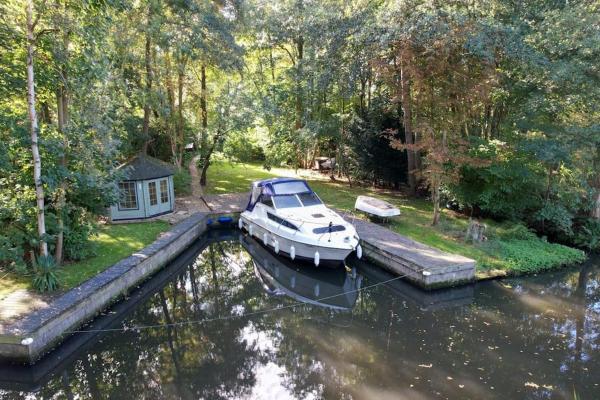Waterside Cottage - Hot Tub, Mooring, Arcade, Bar - Wroxham